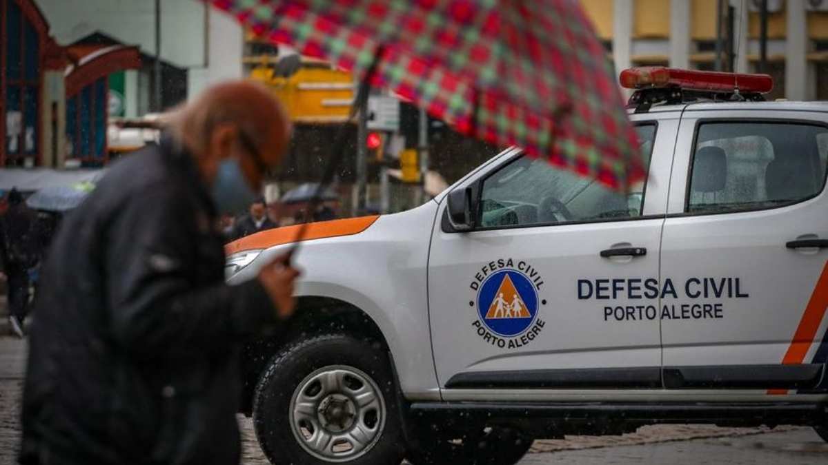 Defesa Civil de Porto Alegre abre seleção com 18 vagas de até R$ 3,6 mil
